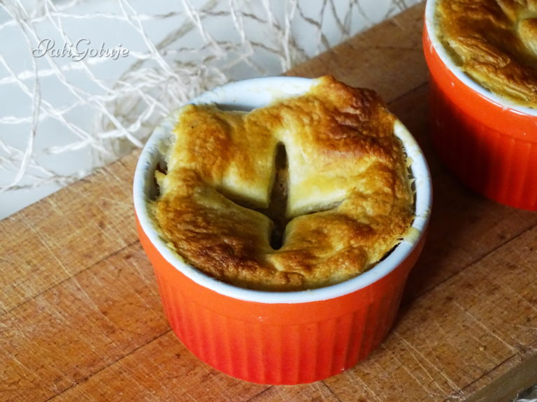 Indyk z warzywami pod ciastem francuskim